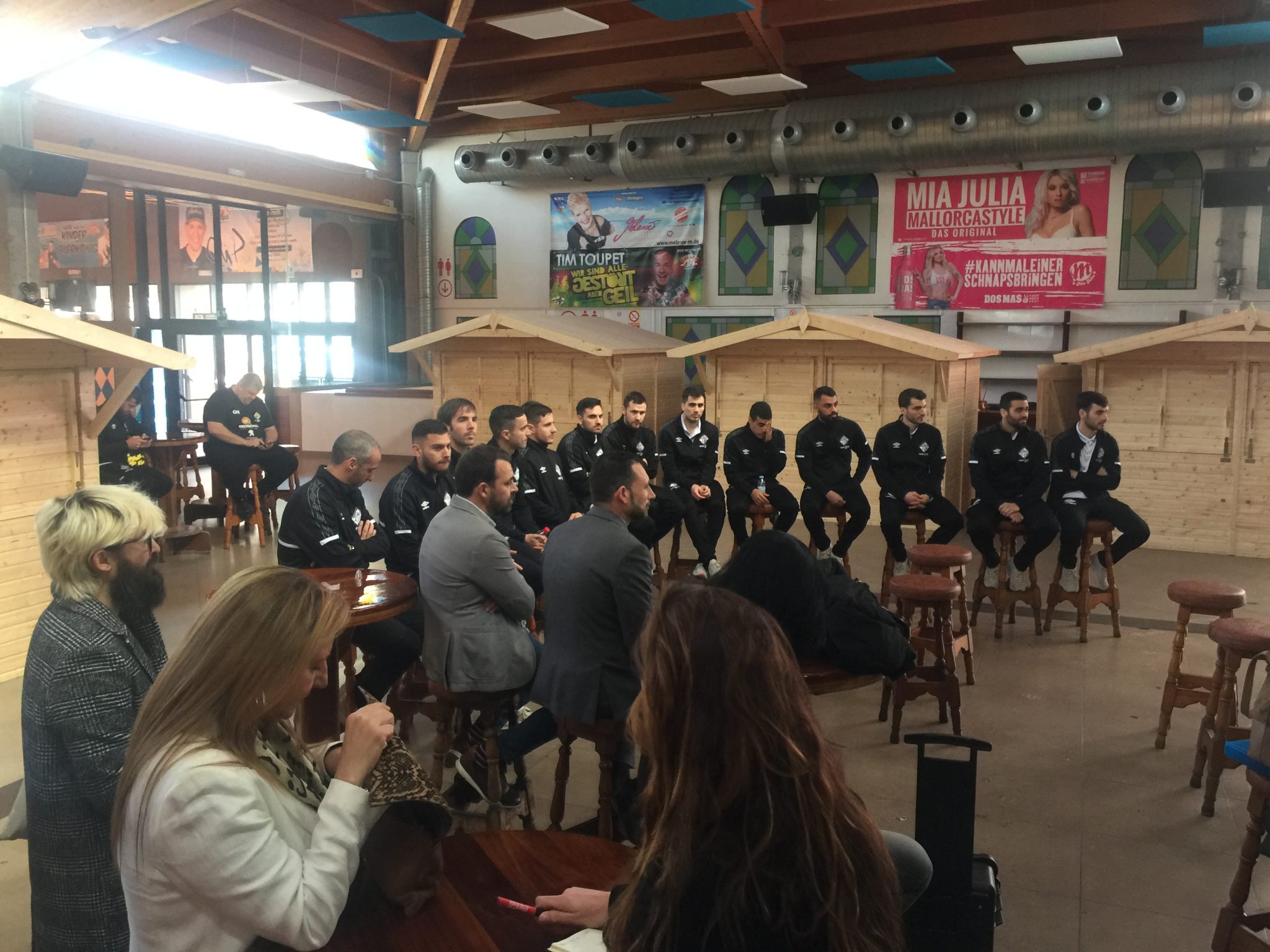 El Palma Futsal en la II Feria de la Cerveza Artesana de Mallorca ... El Palma Futsal en la II Feria de la Cerveza Artesana de Mallorca ...